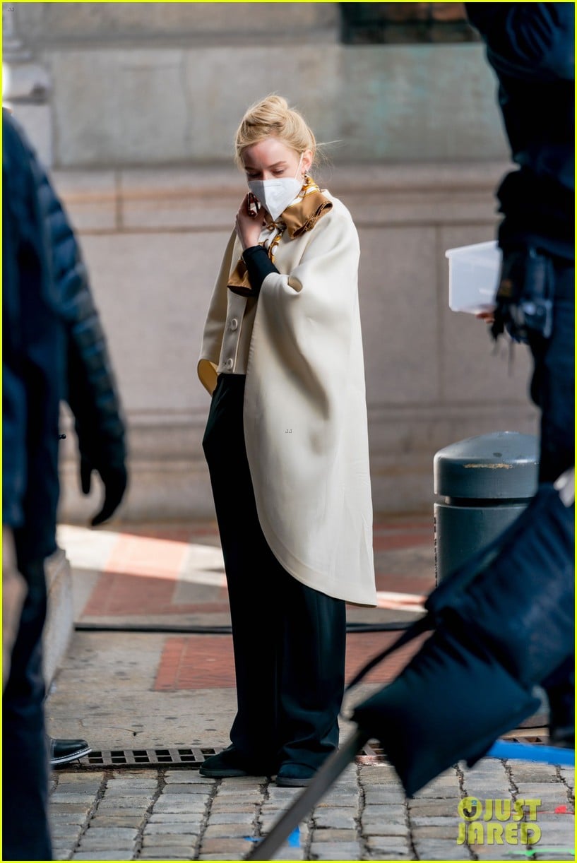 Julia Garner Films 'Inventing Anna' Scenes with Hot Newcomer James ...