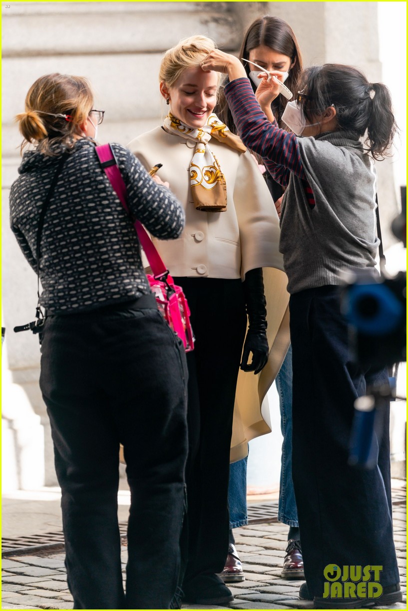 Julia Garner Films 'Inventing Anna' Scenes with Hot Newcomer James ...