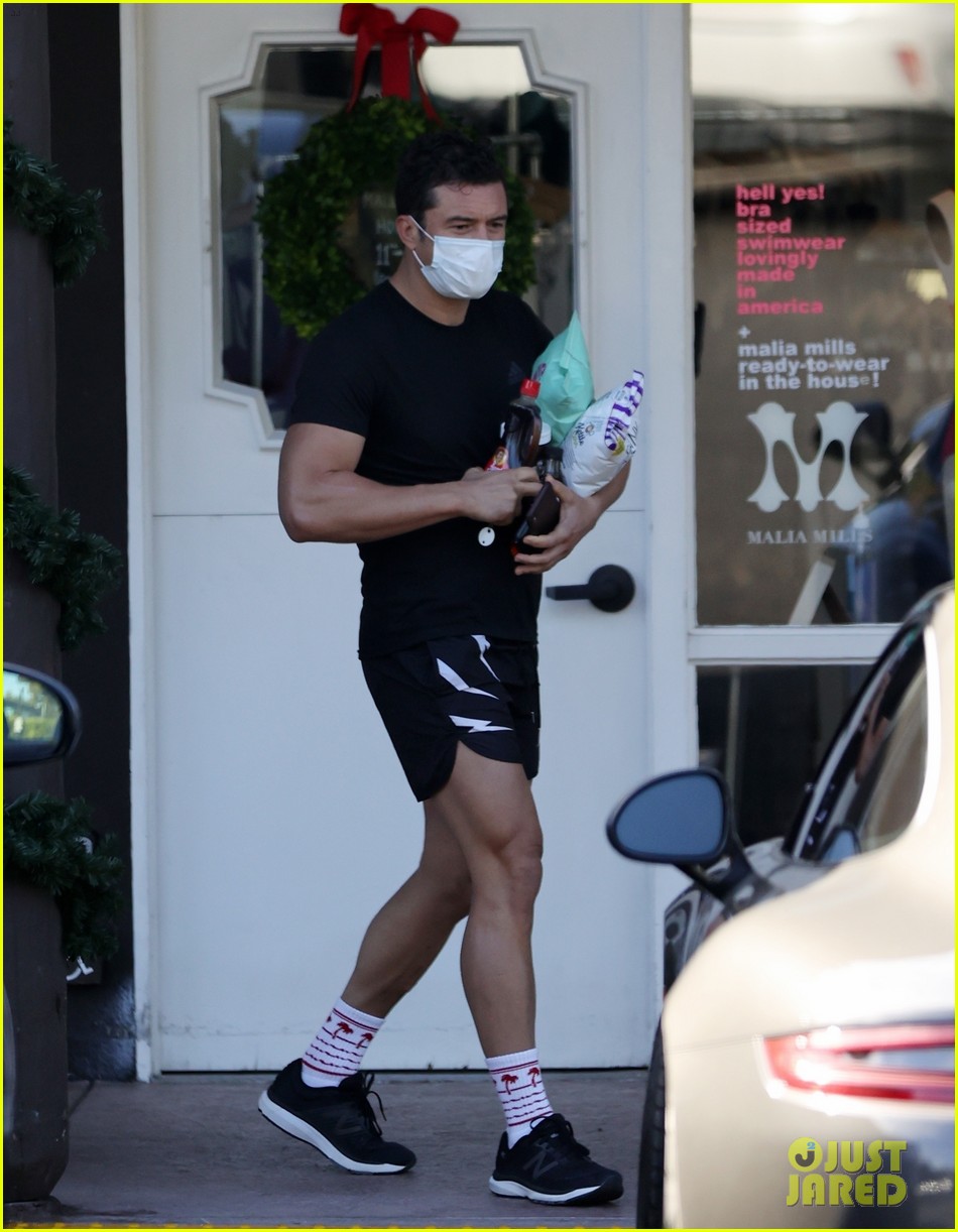 Orlando Bloom Shows Off His Toned Legs While Wearing Short Shorts To ...