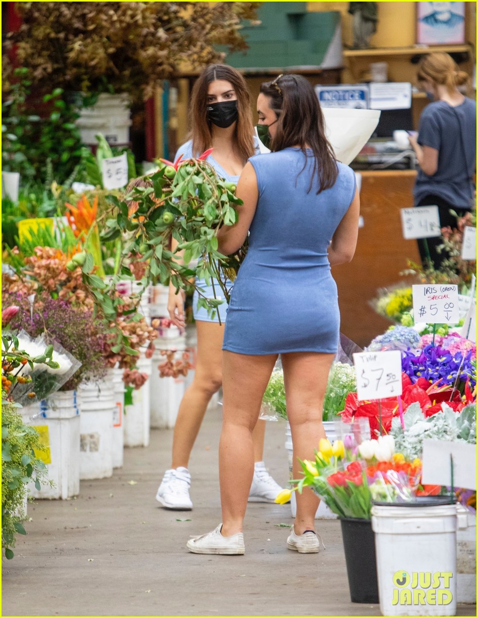 Emily Ratajkowski Cradles Her Growing Baby Bump While Shopping for ...
