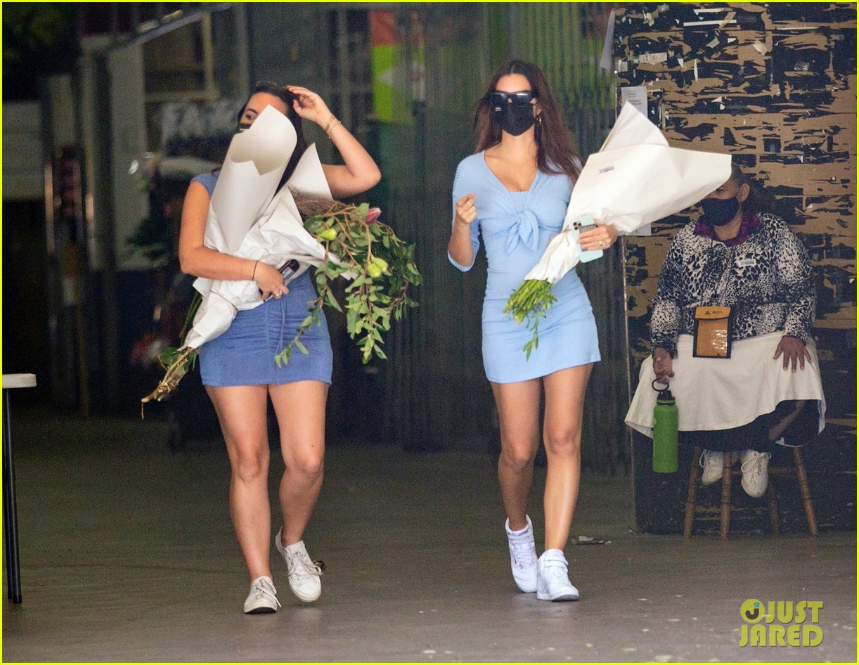 Emily Ratajkowski Cradles Her Growing Baby Bump While Shopping for ...