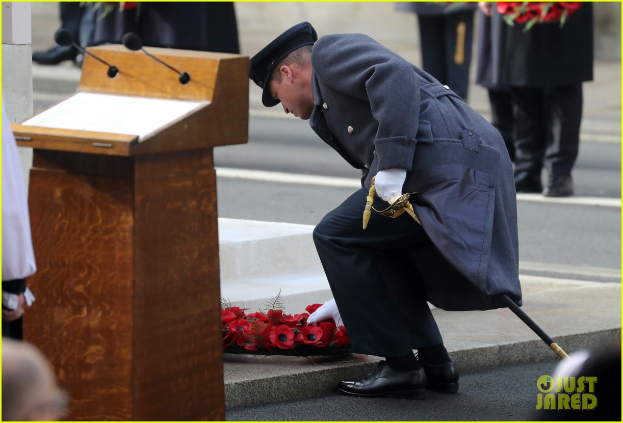 Prince William & Kate Middleton Join Queen Elizabeth for Remembrance ...