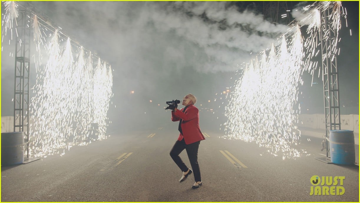 The Weeknd Delivers Explosive Performance at the American Music Awards ...