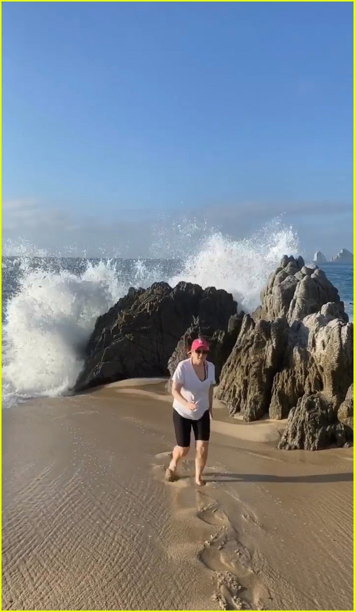 Rebel Wilson Was Injured While Taking 'Hot Photos' at the Beach in ...