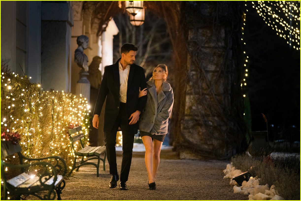 The '12 Dates of Christmas' Reunion Special Will Have a Surprise for ...