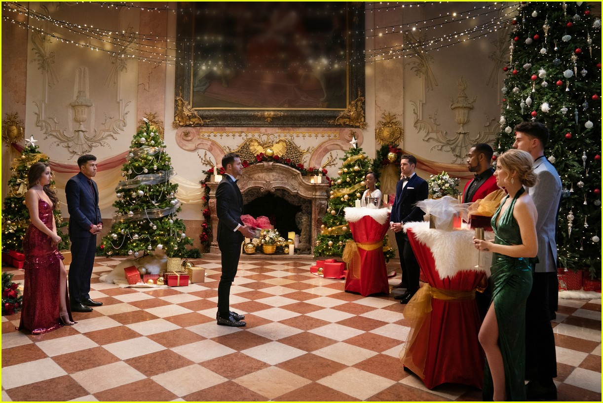 The '12 Dates of Christmas' Reunion Special Will Have a Surprise for ...