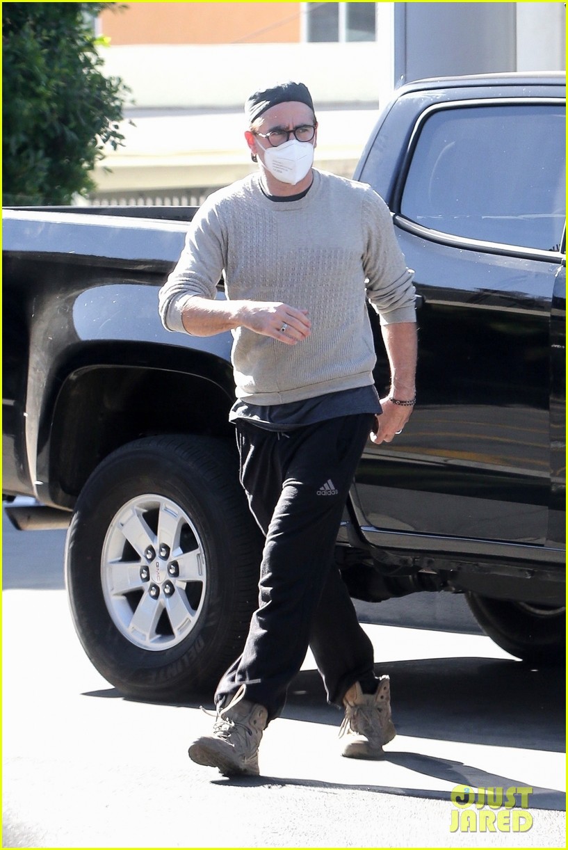 Colin Farrell Masks Up During a Trip to the Gas Station: Photo 4510355 ...