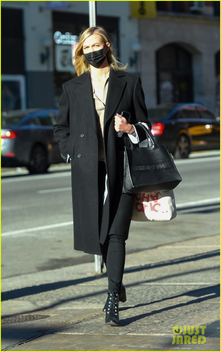 Karlie Kloss Makes Rare Appearance Out After Confirming Pregnancy ...