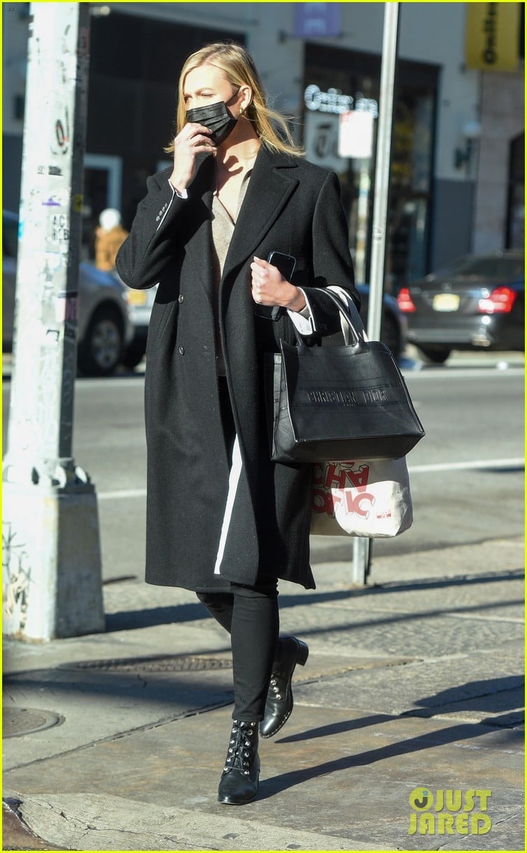 Karlie Kloss Makes Rare Appearance Out After Confirming Pregnancy ...