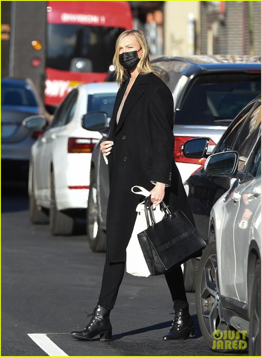 Karlie Kloss Makes Rare Appearance Out After Confirming Pregnancy ...