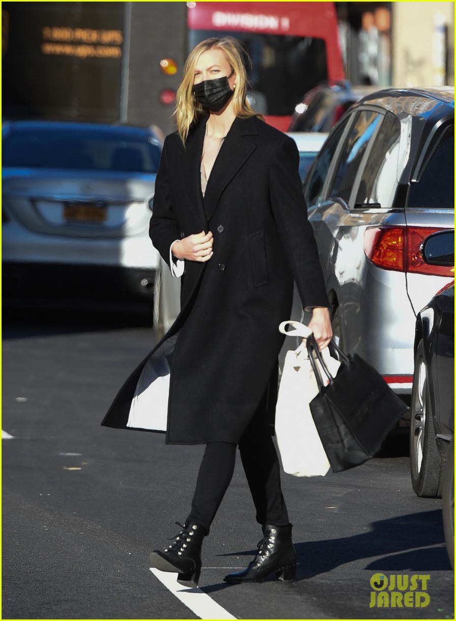 Karlie Kloss Makes Rare Appearance Out After Confirming Pregnancy ...