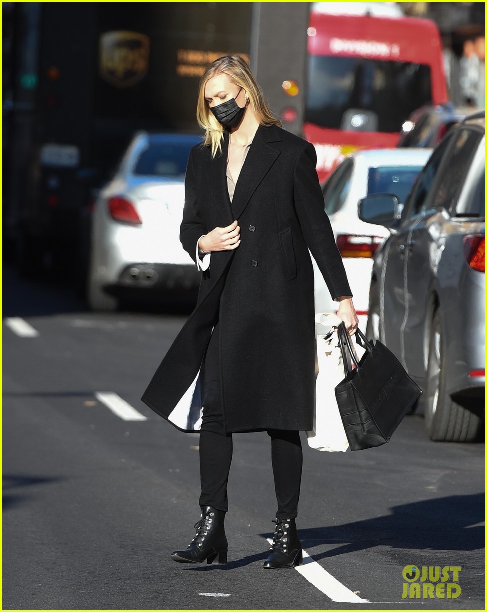 Karlie Kloss Makes Rare Appearance Out After Confirming Pregnancy ...
