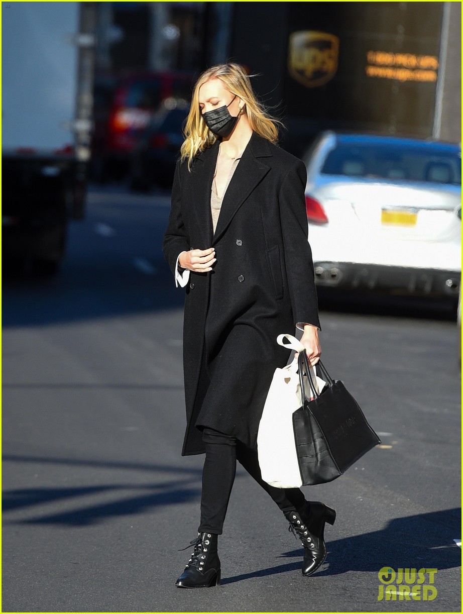 Karlie Kloss Makes Rare Appearance Out After Confirming Pregnancy ...