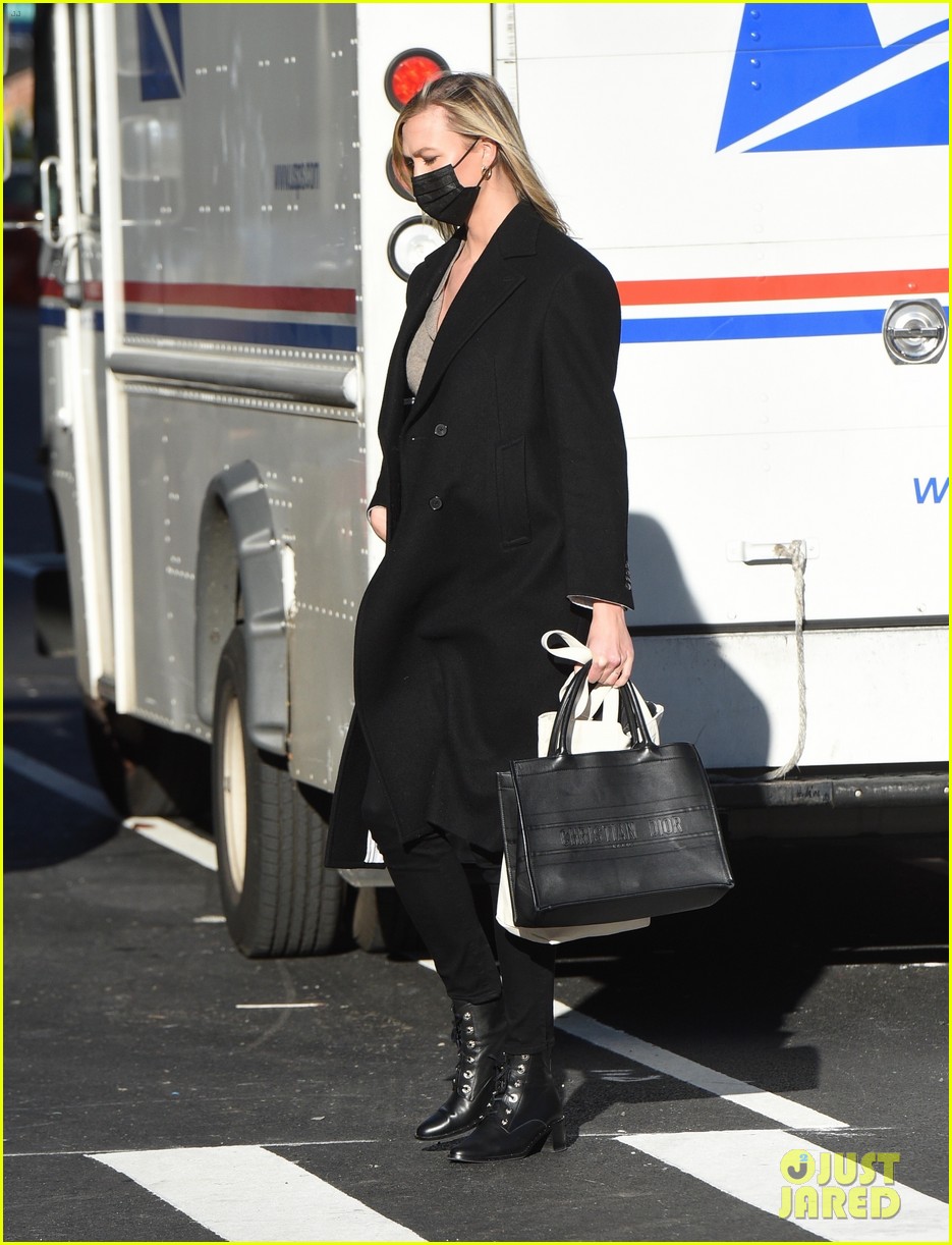 Karlie Kloss Makes Rare Appearance Out After Confirming Pregnancy ...