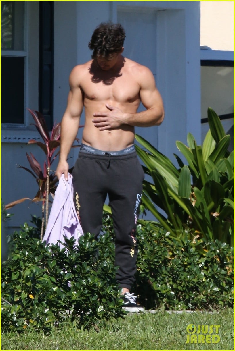 Photo: tyler cameron shirtless december 2020 00 | Photo 4506739 | Just ...