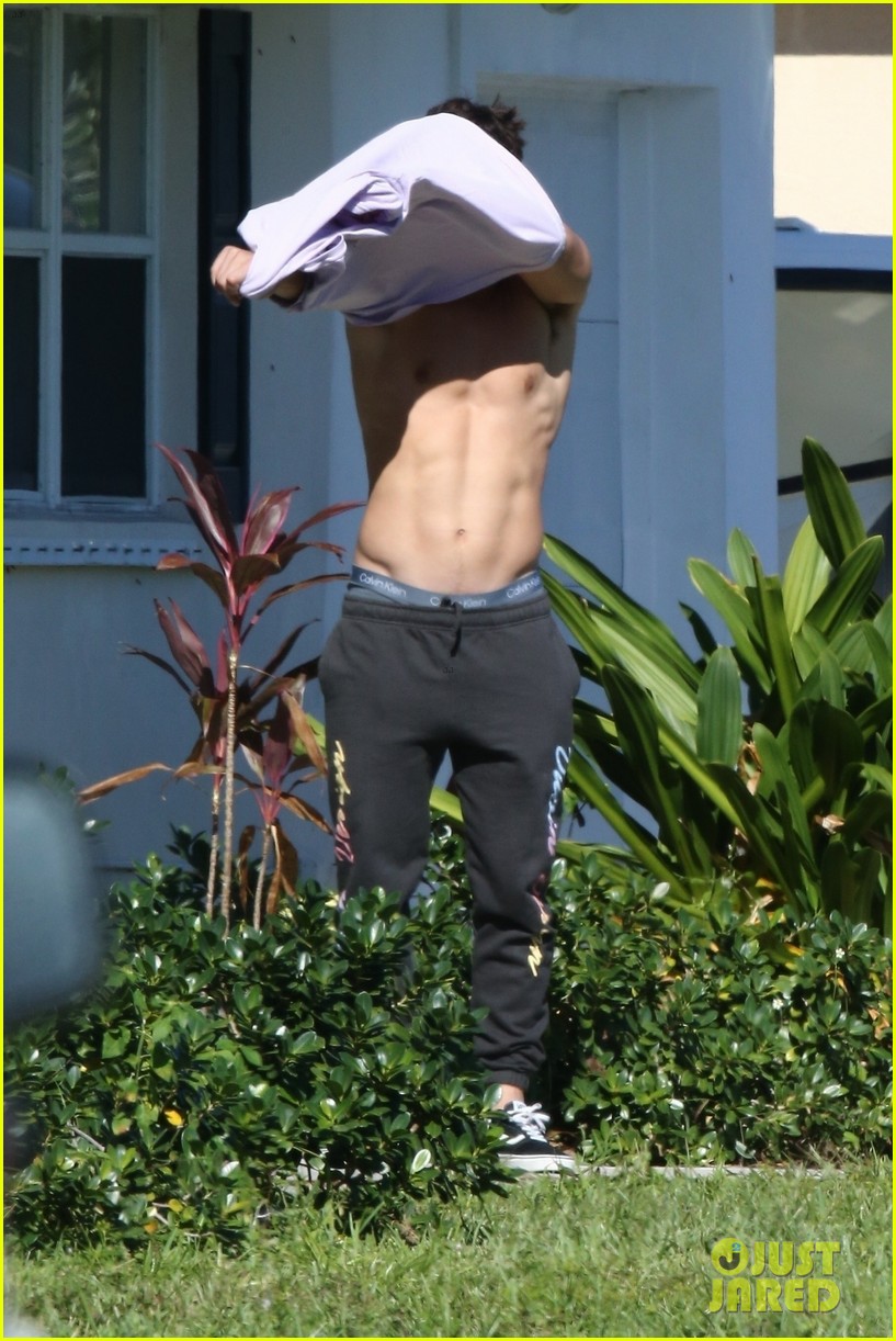 Photo: tyler cameron shirtless december 2020 18 | Photo 4506758 | Just ...