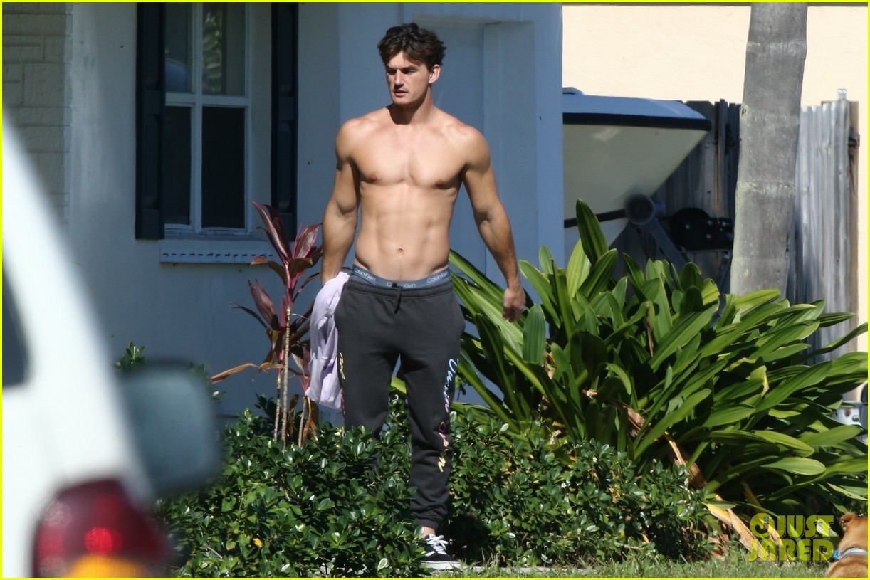 Photo: tyler cameron shirtless december 2020 23 | Photo 4506763 | Just ...
