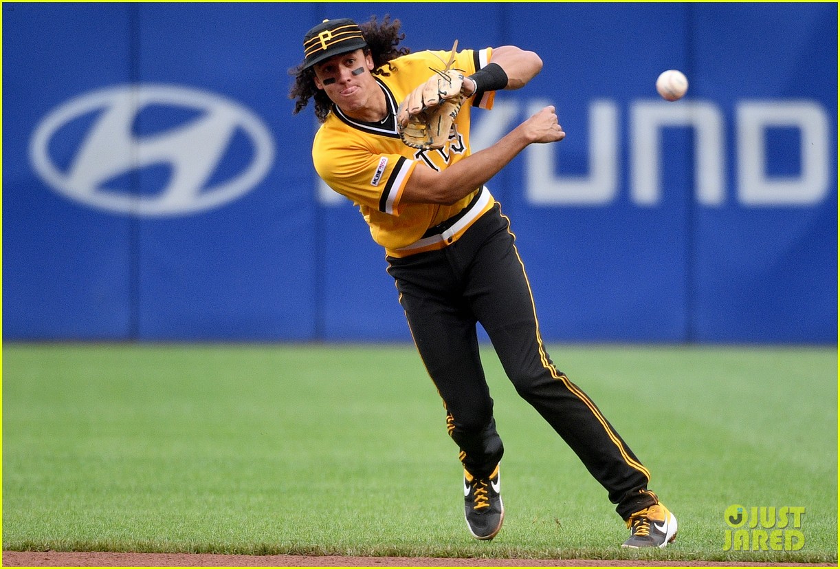 Vanessa Hudgens & MLB's Cole Tucker Are Officially 'Boyfriend ...