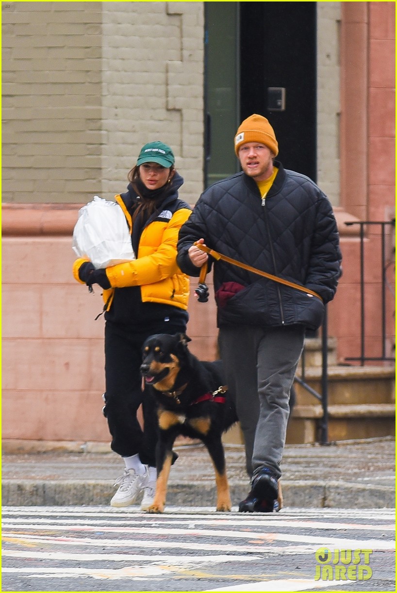 Pregnant Emily Ratajkowski Runs Errands With Sebastian Bear-McClard ...