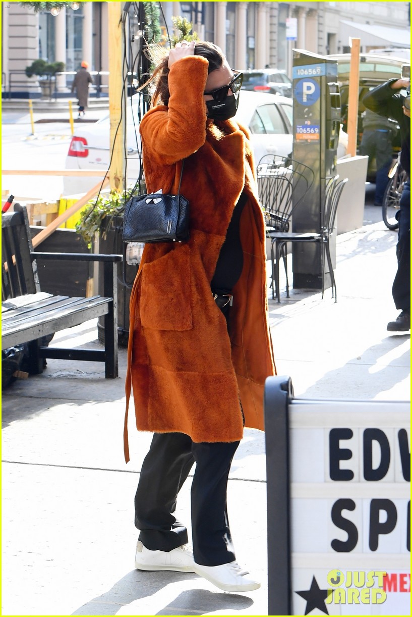 Pregnant Emily Ratajkowski Runs Errands With Sebastian Bear-McClard ...