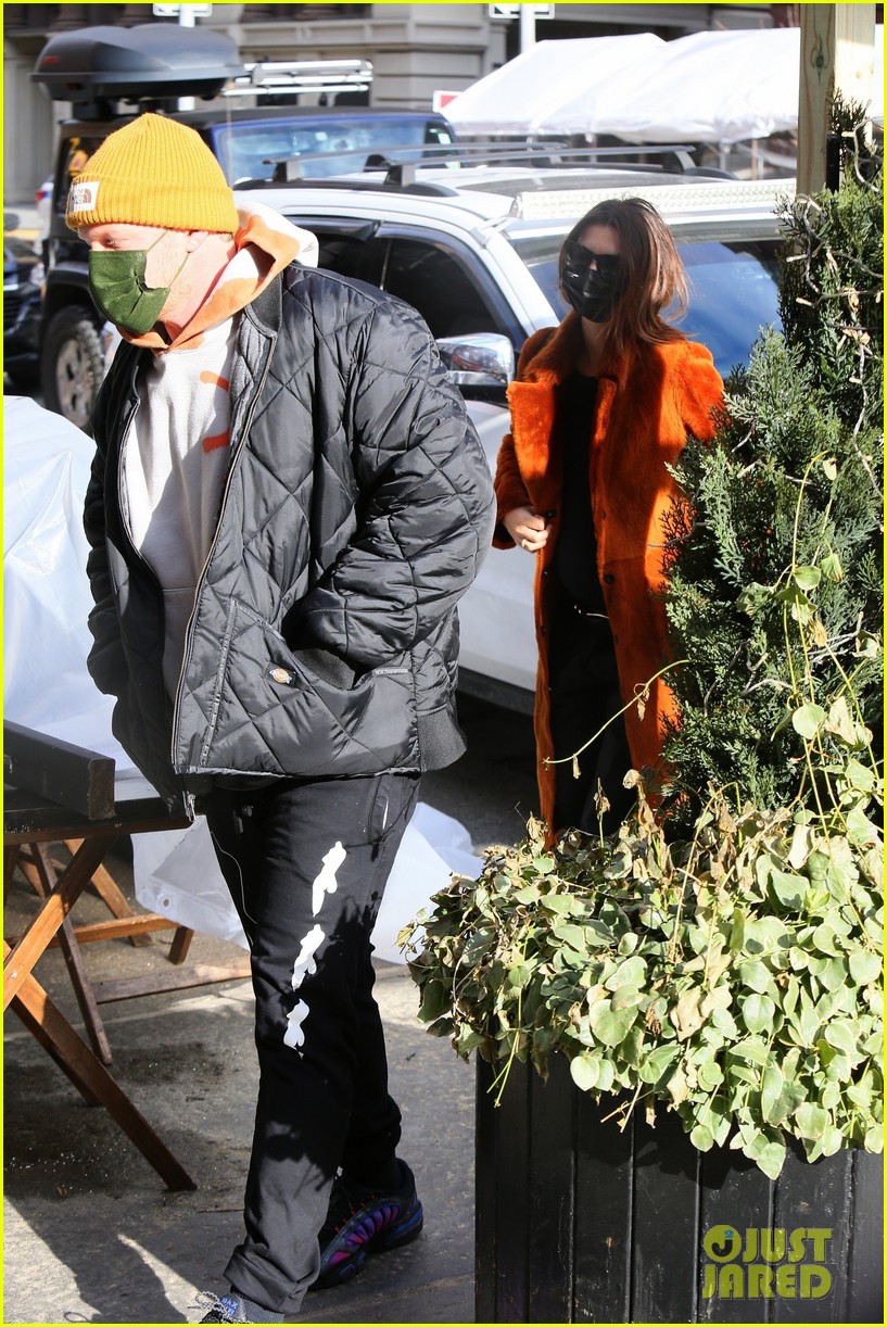 Pregnant Emily Ratajkowski Runs Errands With Sebastian Bear-McClard ...