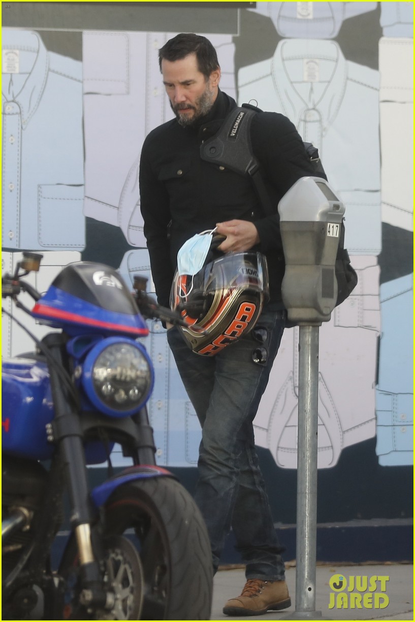 Keanu Reeves Preps For A Motorcycle Ride in LA: Photo 4519339 | Keanu ...