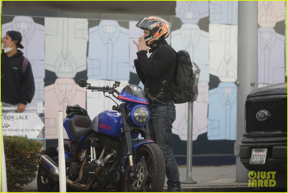 Keanu Reeves Preps For A Motorcycle Ride in LA: Photo 4519365 | Keanu ...