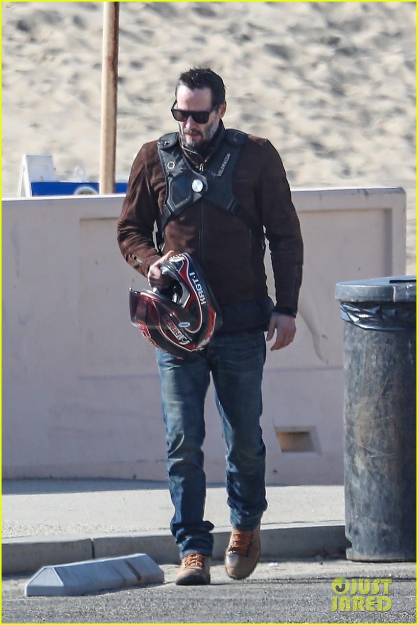 Keanu Reeves Looks Fit Shirtless at the Beach in Malibu: Photo 4514883 ...