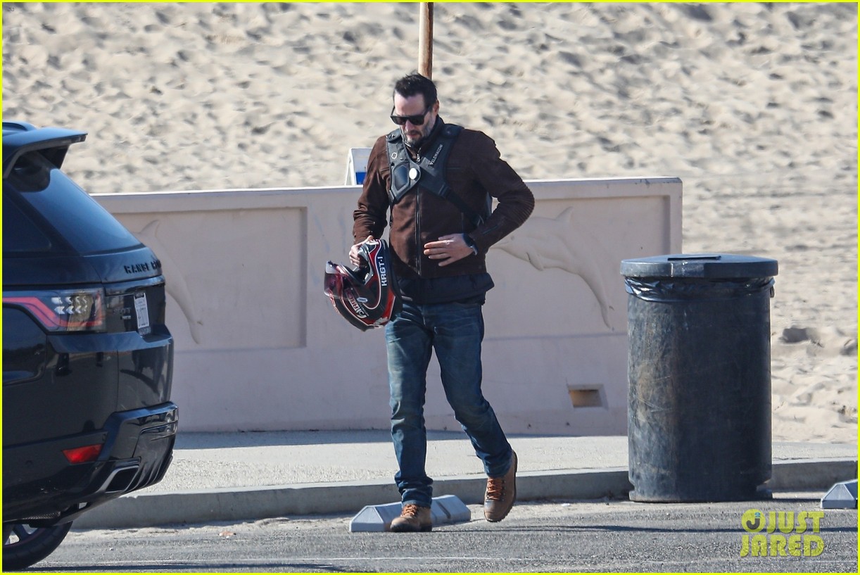 Keanu Reeves Looks Fit Shirtless at the Beach in Malibu: Photo 4514884 ...