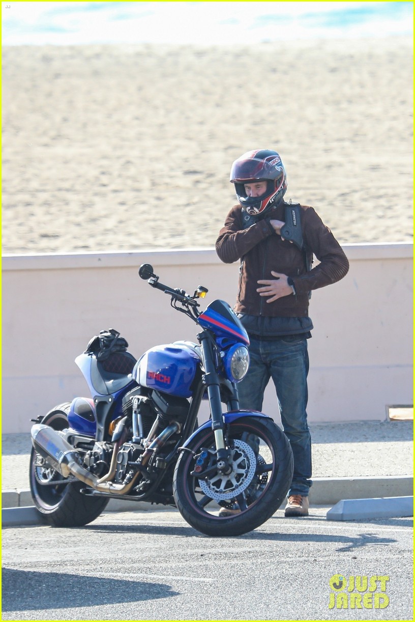 Keanu Reeves Looks Fit Shirtless at the Beach in Malibu: Photo 4514887 ...