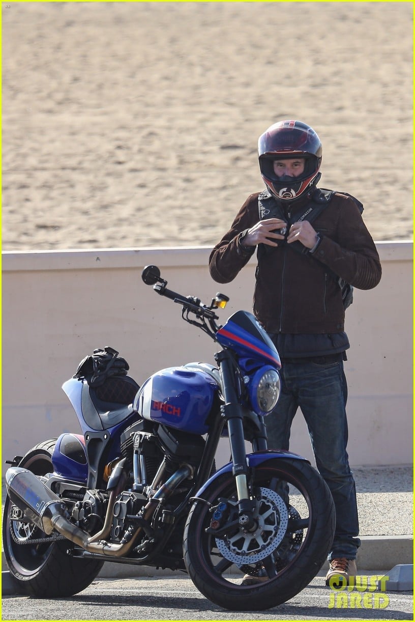 Keanu Reeves Looks Fit Shirtless at the Beach in Malibu: Photo 4514888 ...