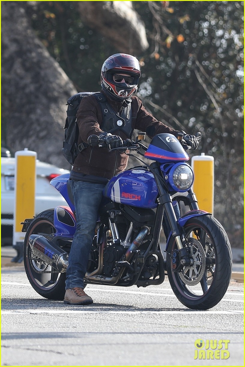 Keanu Reeves Looks Fit Shirtless at the Beach in Malibu: Photo 4514890 ...