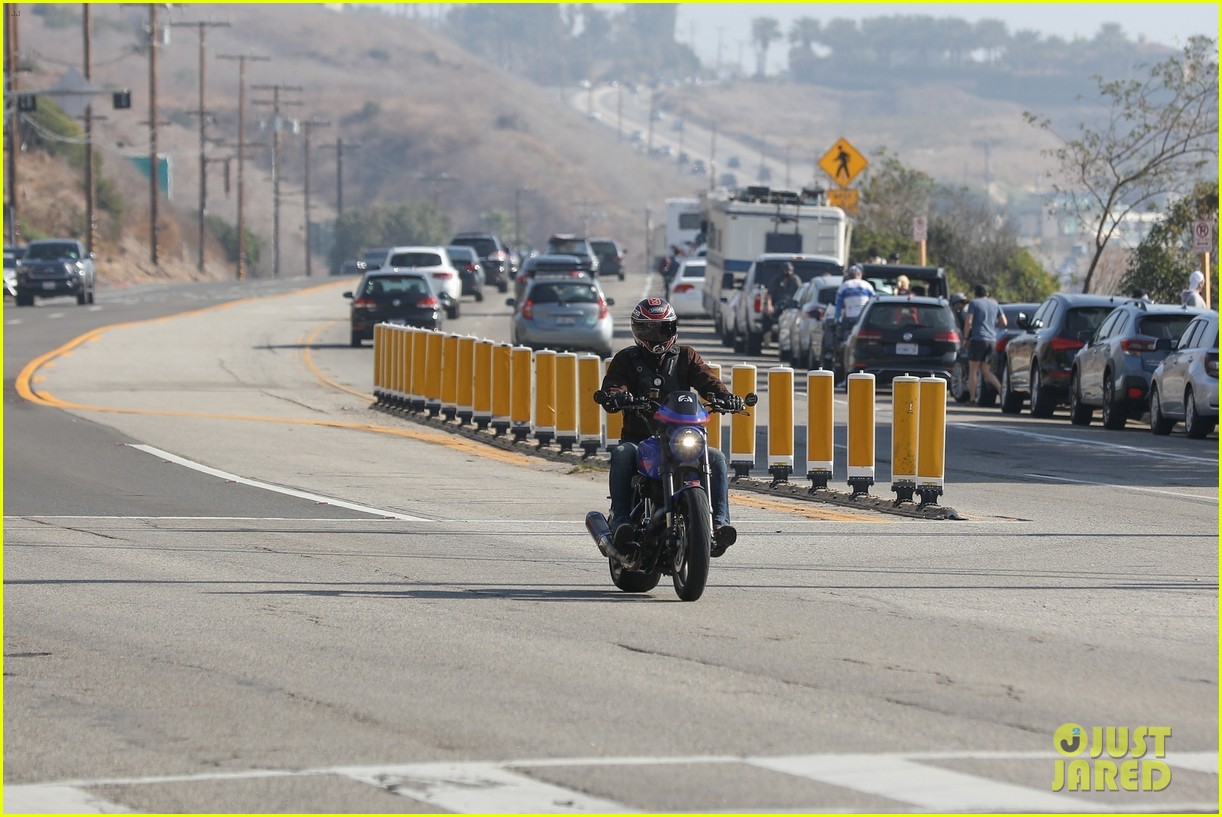 Keanu Reeves Looks Fit Shirtless at the Beach in Malibu: Photo 4514892 ...