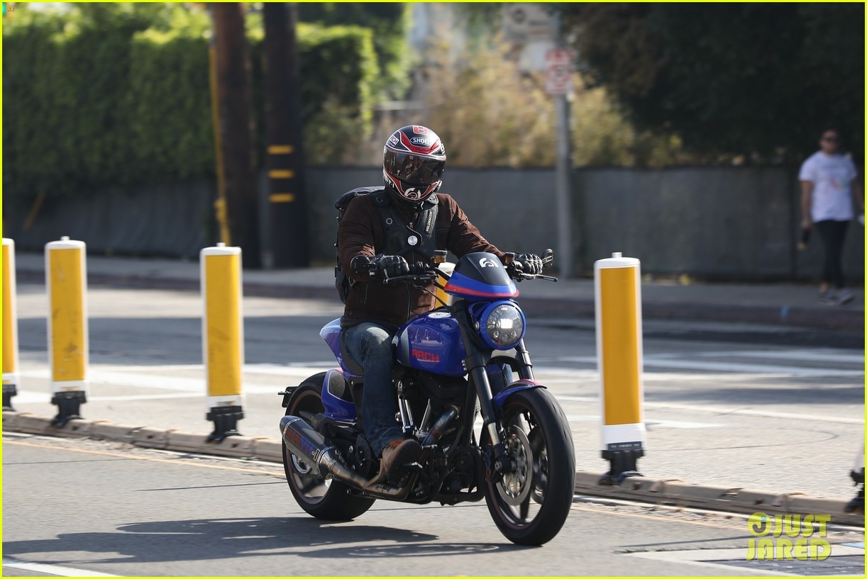 Keanu Reeves Looks Fit Shirtless at the Beach in Malibu: Photo 4514893 ...