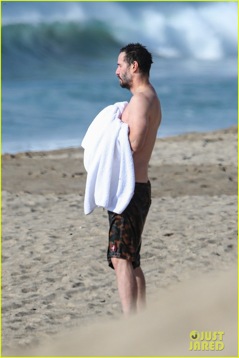 Keanu Reeves Looks Fit Shirtless at the Beach in Malibu: Photo 4514919 ...