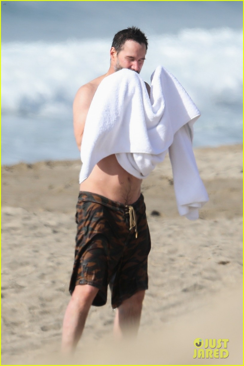 Keanu Reeves Looks Fit Shirtless at the Beach in Malibu: Photo 4514925 ...