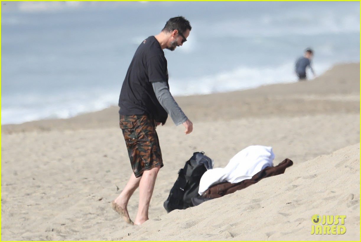 Keanu Reeves Looks Fit Shirtless at the Beach in Malibu: Photo 4514930 ...