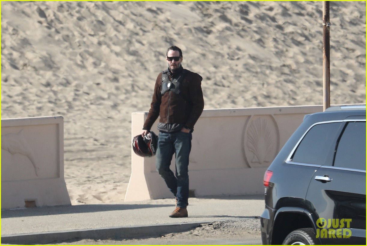 Keanu Reeves Looks Fit Shirtless at the Beach in Malibu: Photo 4514935 ...