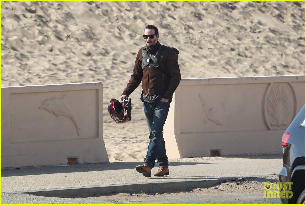 Keanu Reeves Looks Fit Shirtless at the Beach in Malibu: Photo 4514936 ...