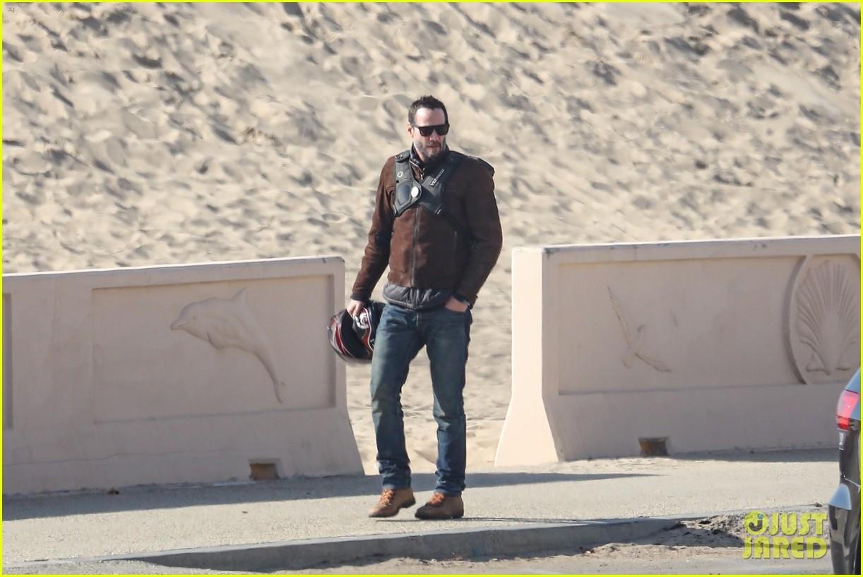 Keanu Reeves Looks Fit Shirtless at the Beach in Malibu: Photo 4514937 ...