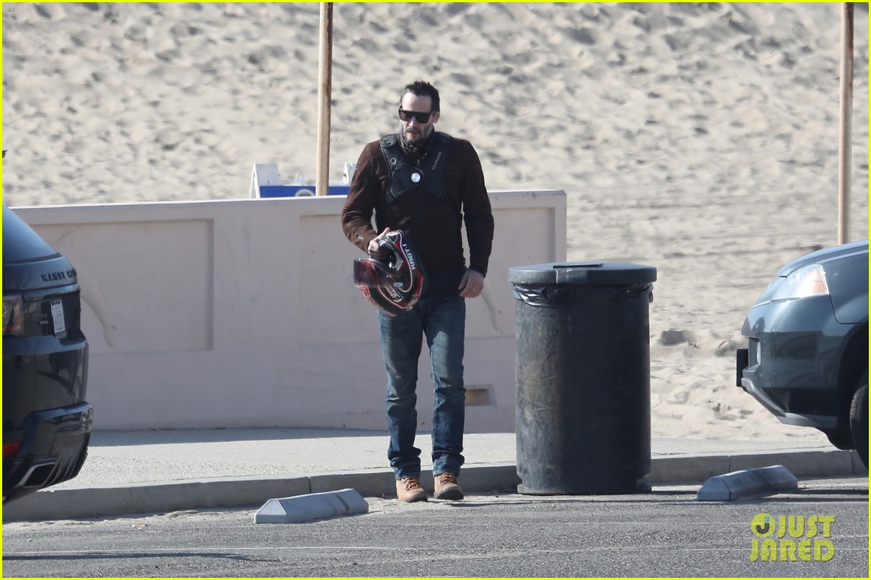 Keanu Reeves Looks Fit Shirtless at the Beach in Malibu: Photo 4514940 ...