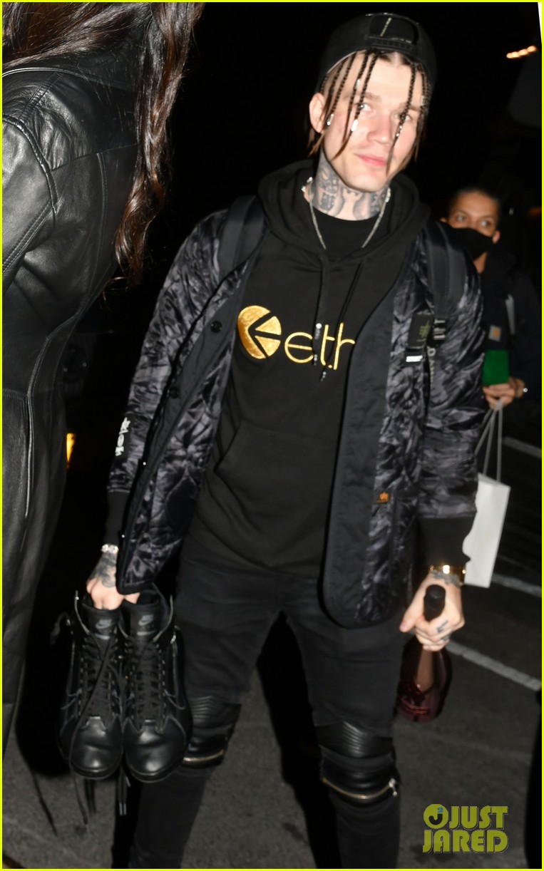 Megan Fox & Machine Gun Kelly Cuddle Up After His 'SNL' Performance in ...