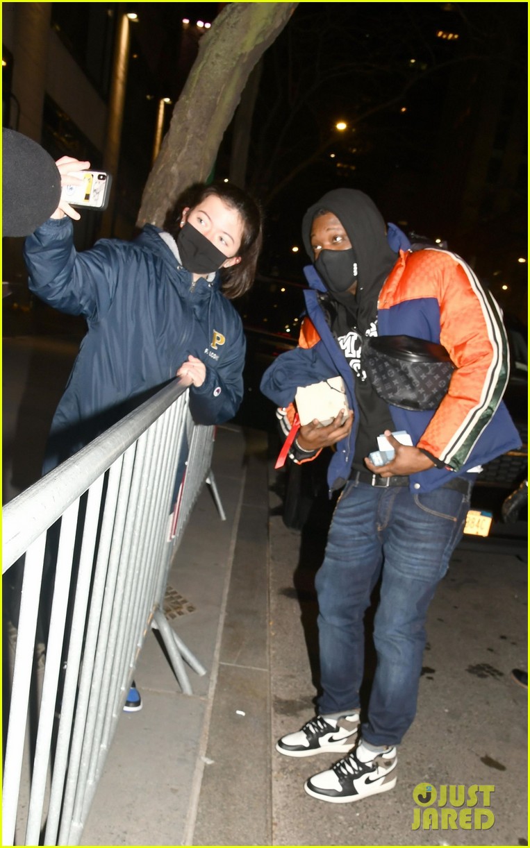 Megan Fox & Machine Gun Kelly Cuddle Up After His 'SNL' Performance in ...