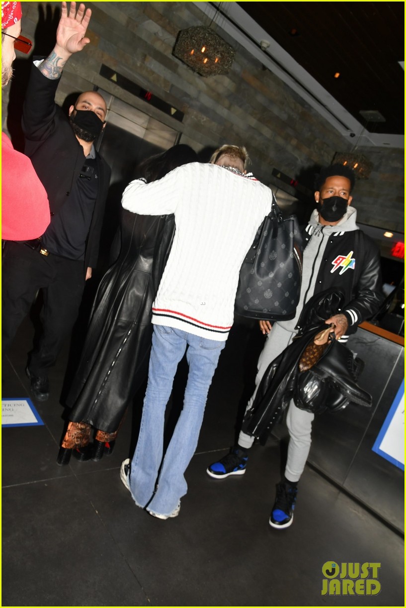 Megan Fox & Machine Gun Kelly Cuddle Up After His 'SNL' Performance in ...