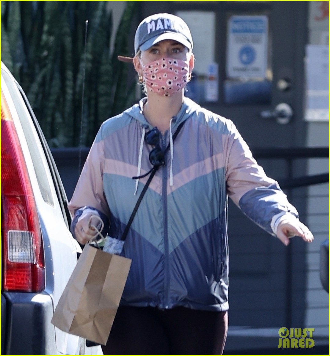 Katy Perry Shows Off Her 'Mama' Pride While Running Errands: Photo ...