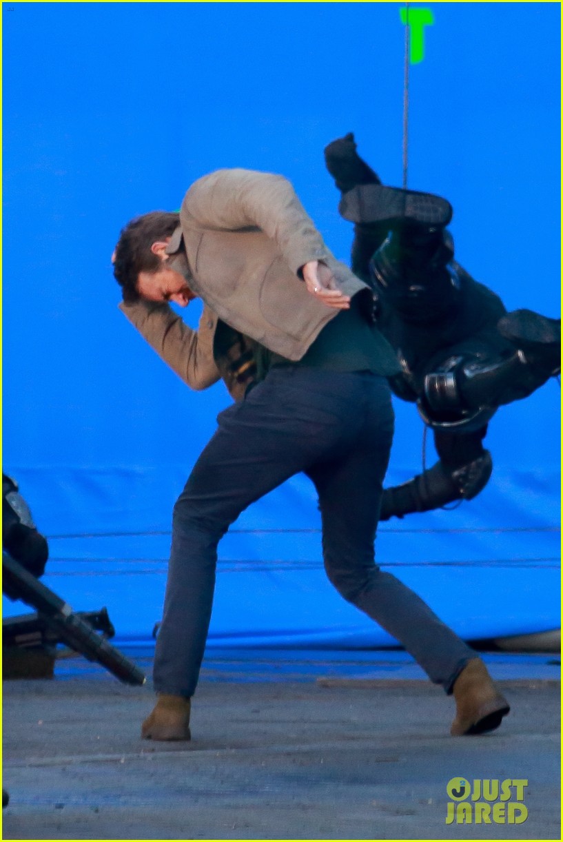 Ryan Reynolds Films an 'Adam Project' Fight Scene Against a Blue Screen ...