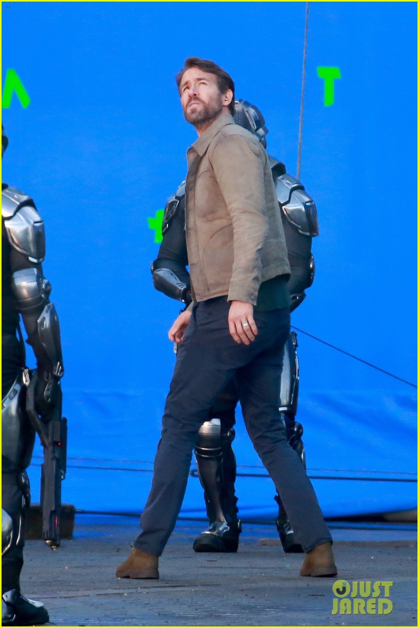 Ryan Reynolds Films an 'Adam Project' Fight Scene Against a Blue Screen ...