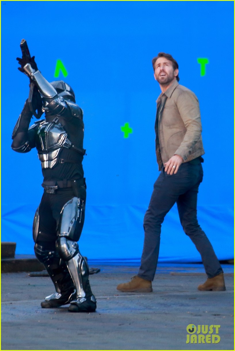 Ryan Reynolds Films an 'Adam Project' Fight Scene Against a Blue Screen ...