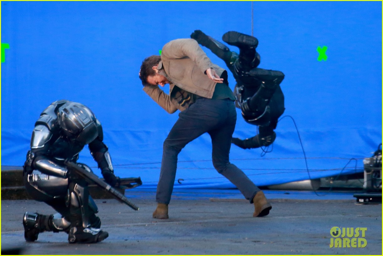 Ryan Reynolds Films an 'Adam Project' Fight Scene Against a Blue Screen ...