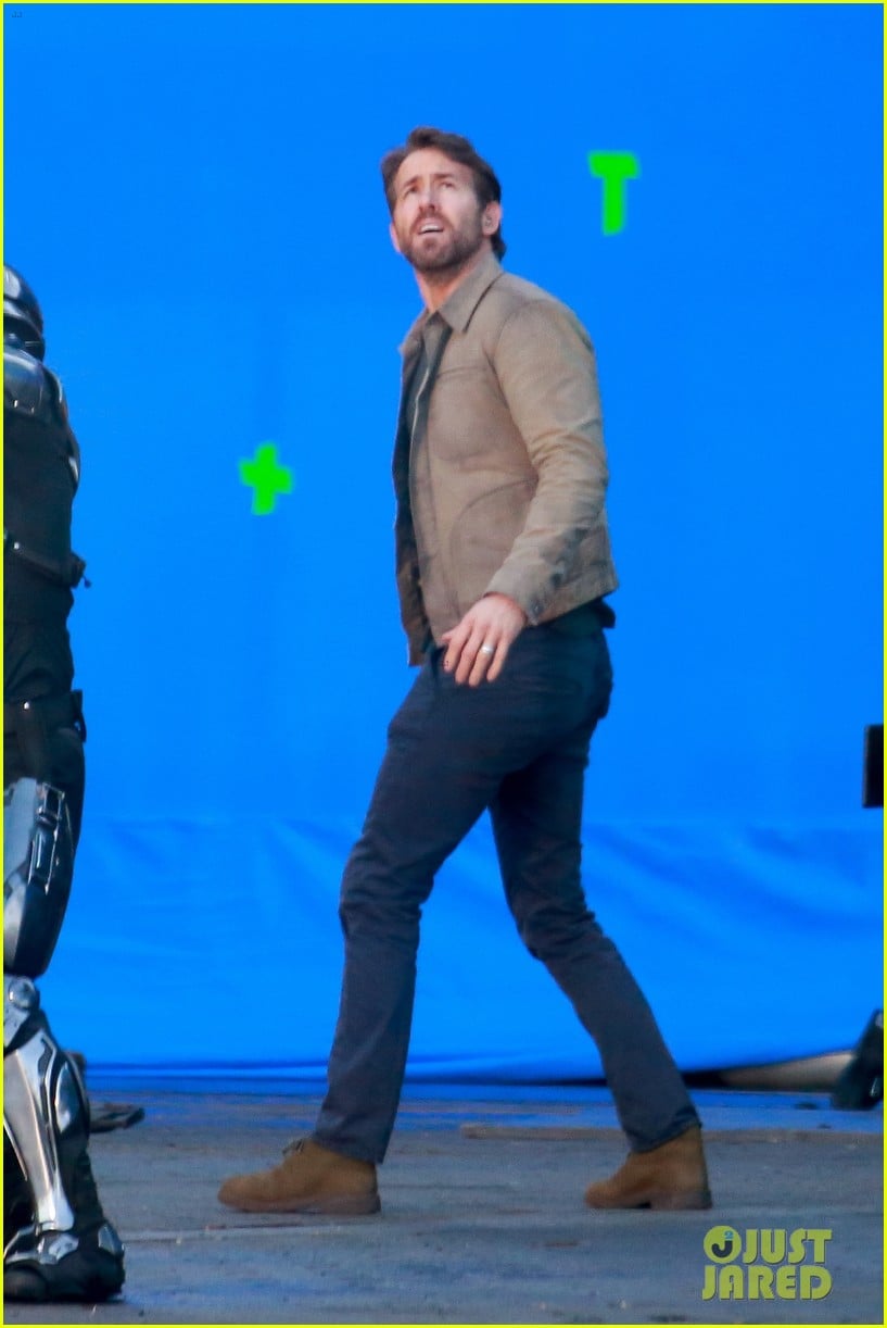 Ryan Reynolds Films an 'Adam Project' Fight Scene Against a Blue Screen ...